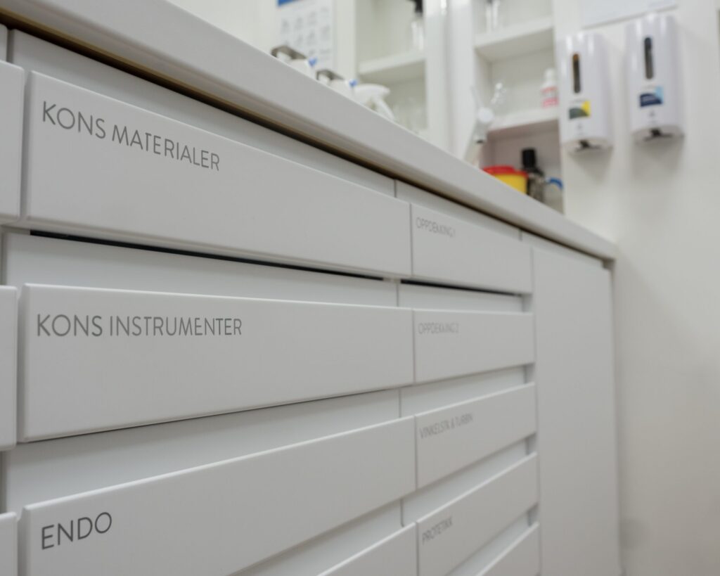 Hva gjør jeg hvis jeg slår ut en tann?